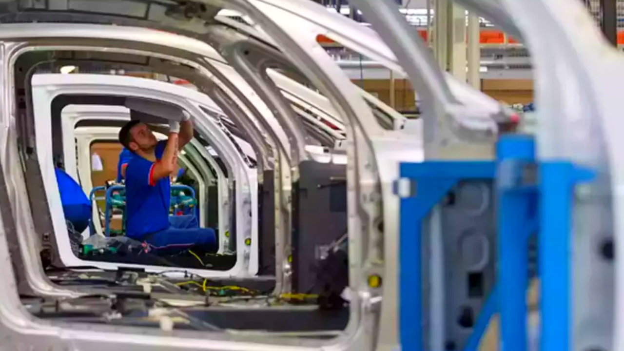 German auto industry sees limp growth in 2023